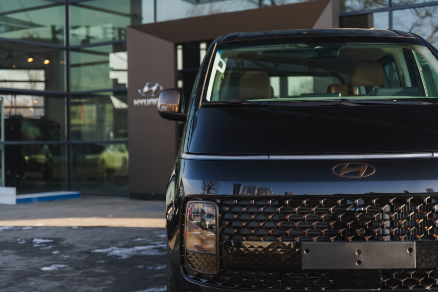 STARIA Van 1.6 T-GDI HEV 6AT 2WD Automatyczna LUXURY BRASS 2025 - Nowości