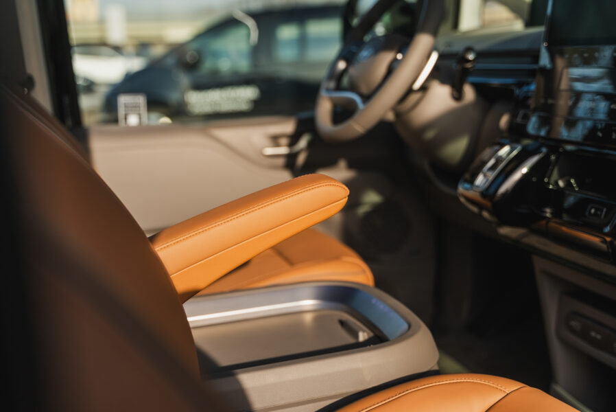 STARIA Van 1.6 T-GDI HEV 6AT 2WD Automatyczna LUXURY BRASS 2025 - Nowości